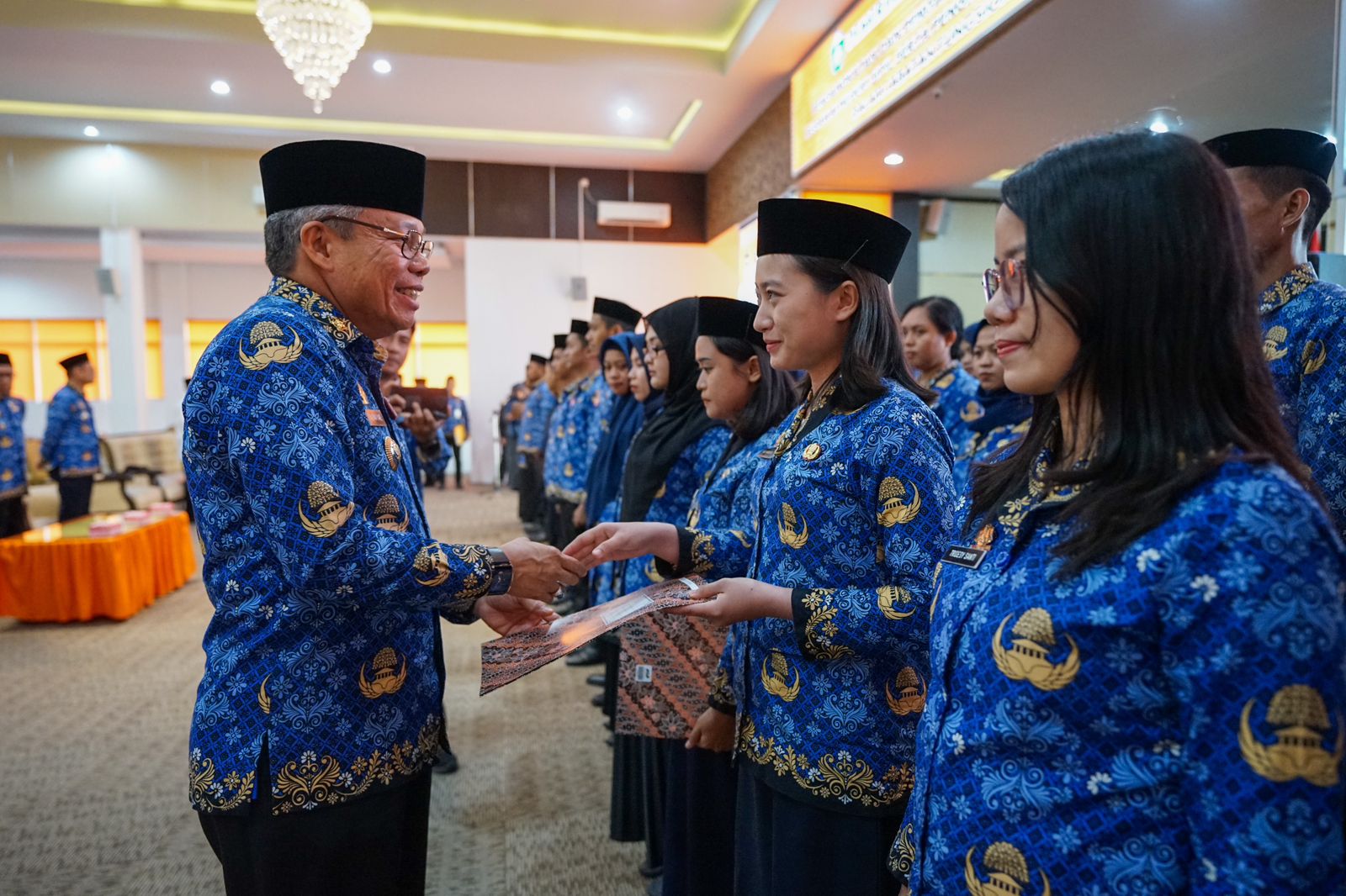 Serahkan SK PNS 2021 dan Angkat Pejabat Fungsional, Taufan Pawe Pesan Profesional dan Berahlak ...
